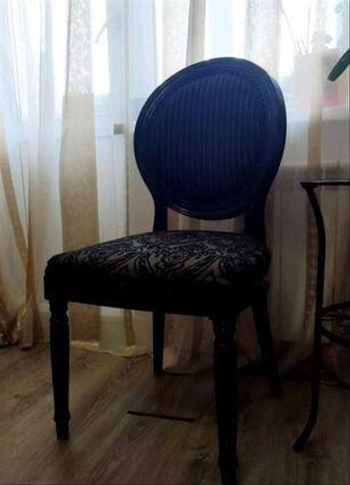 Чёрный стул с мягкой спинкой и сидушкой