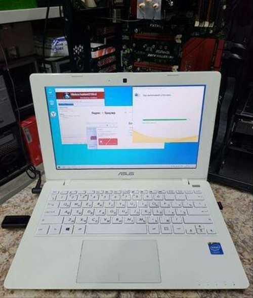 Ноутбук Asus x200
