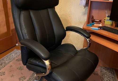 Кресла руководителя офисные Helmi и brabix
