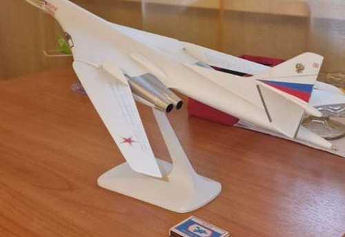 Модель самолета ту-160