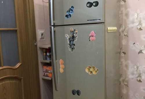 Бежевый двухкамерный холодильник Toshiba