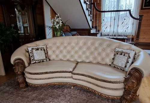 Кожаный диван и столик