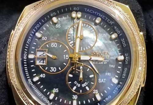 Мужские часы Invicta с бриллиантами на безеле