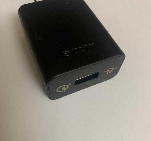 Зарядное устройство Sony UCH12, черного цвета