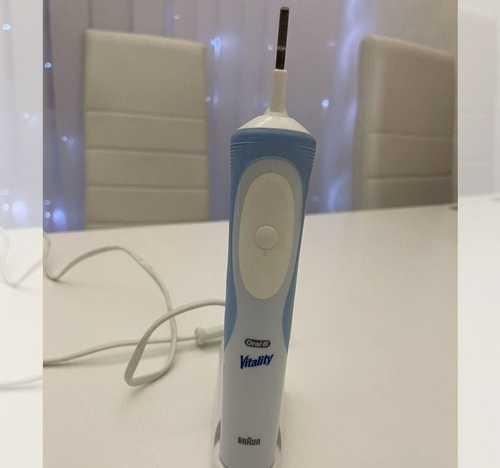 Электрическая зубная щетка oral b