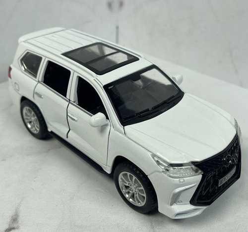 Модель машины lexus LX 570 1:32