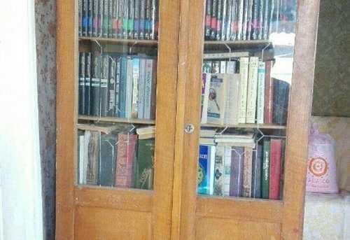 Книжный шкаф и книги