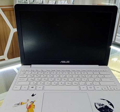 Ноутбук Asus E203M