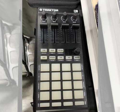 Native instruments Traktor kontrol F1