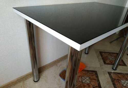 Кухонный стол со стеклянной черной столешницей