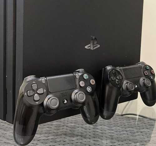 Sony PlayStation 4 PRO 1TB с играми 2 геймпада