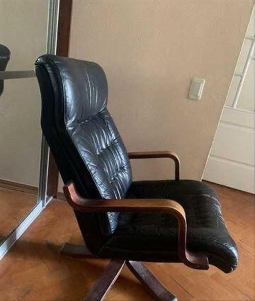 Кожанное кресло