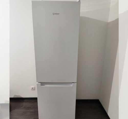 Холодильник Indesit ITS 4180 W белый