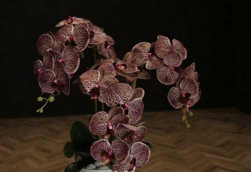 Искусственная орхидея в кашпо