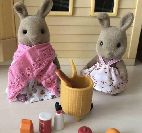 Sylvanian Families Hazel & Rhianna's Day Out