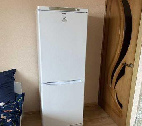 Холодильник под ремонт Indesit SB167.027