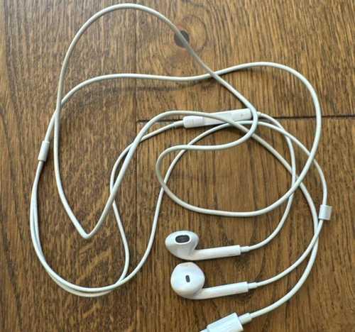 Наушники Apple EarPods с разъёмом Lightning