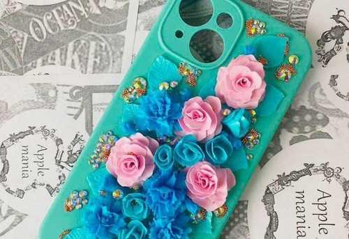 Чехол на iPhone 15 декорирован цветами в ручную