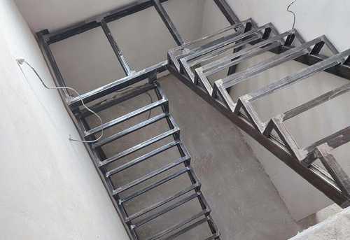 Лестница на второй этаж металлическая