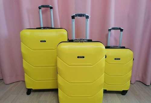 Чемодан на колёсах Travel прочный