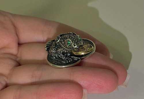 Серебряная лягушка с монеткой