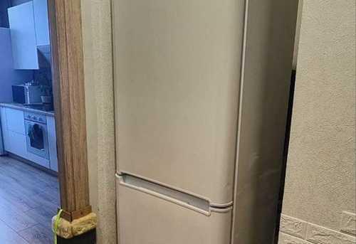 Холодильник Indesit c нижней морозильной камерой б