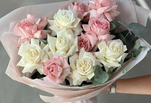 Букет белых и розовых роз