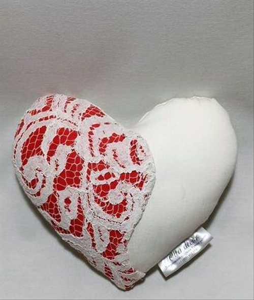 Подушка с кармашком в форме сердца