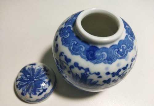 Сине-белая фарфоровая банка для чая или специй