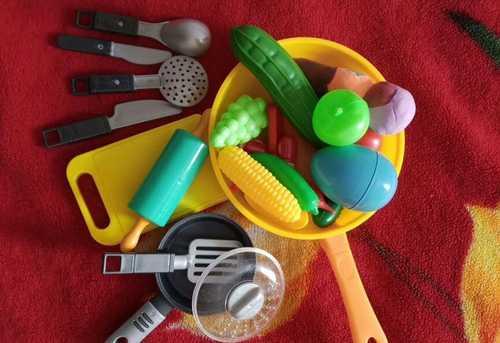 Детская посуда с овощами и другие игрушки