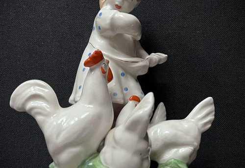 Фарфоровая статуэтка девочка с курицами Дулево