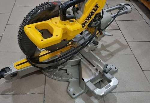 Пила торцовочная DeWalt DWS727-QS