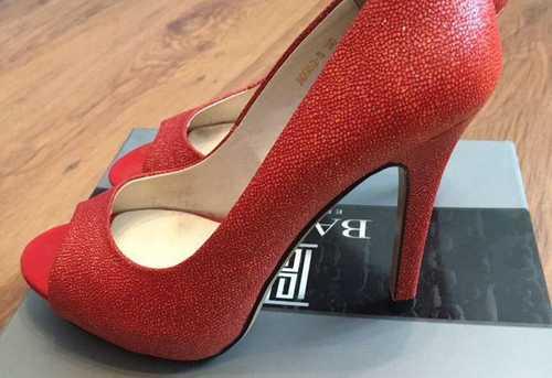 Блестящие красные туфли