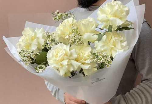 Букет цветов «Белоснежка» (Белая роза, хамелациум)