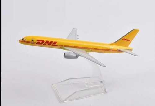 Модель самолёта Boeing B757 "DHL" 1:400