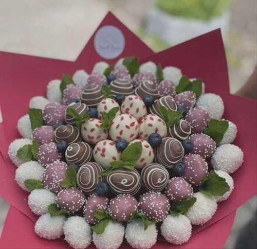 Клубника в шоколаде с цветами