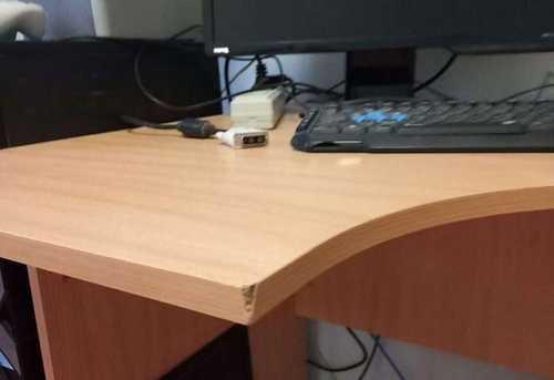 Компьютерный стол с полкой