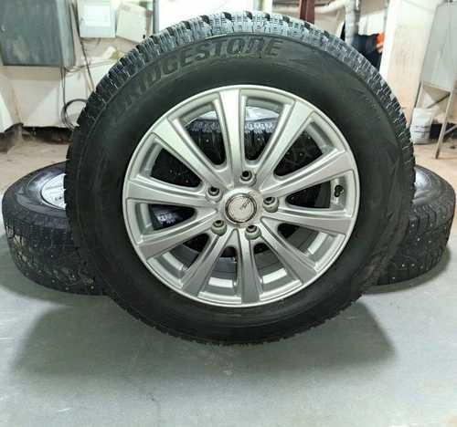 Bridgestone Blizzak Spike-02 215/60 R16 95T