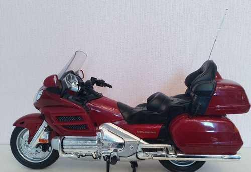 Модель мотоцикла коллекционная Honda Gold Wing 1:6