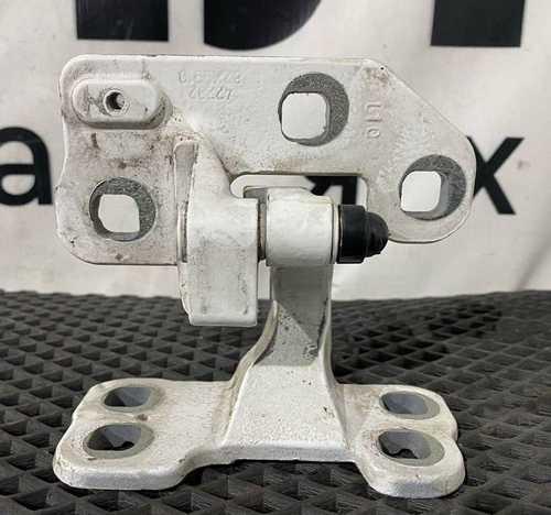 Петля двери левой Renault T 82779910