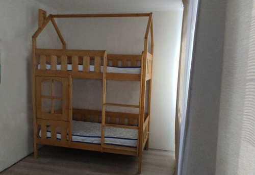Деревянная двухъярусная детская кровать