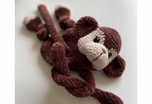 Вязанная игрушка-комфортер обезьянка