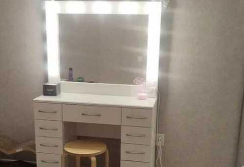 Стильный макияжный стол с зеркалом в раме