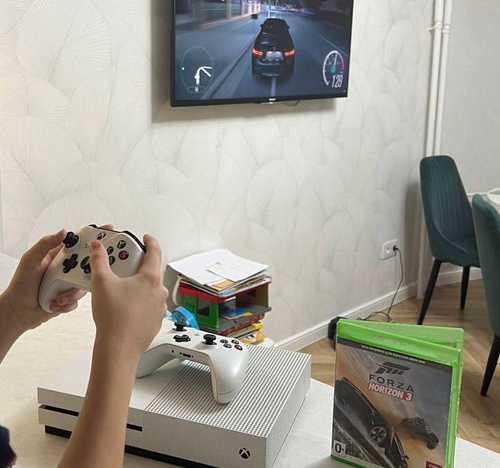 Xbox ONE S   2 геймпада