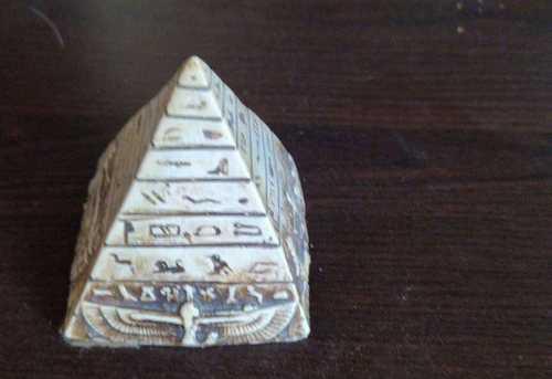 Египетска пиромида статуэтка