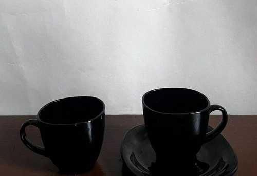 Две черные чашки и блюдце