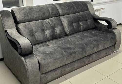 Прямой диван с подушками