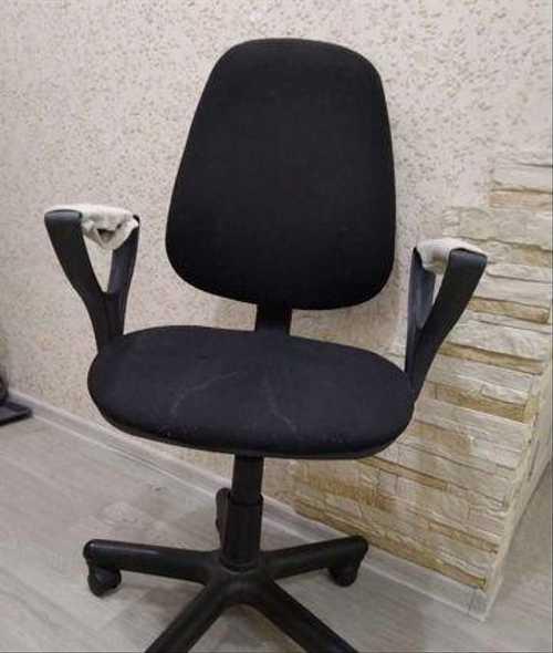 Дизайнерское компьютерное кресло на колесиках