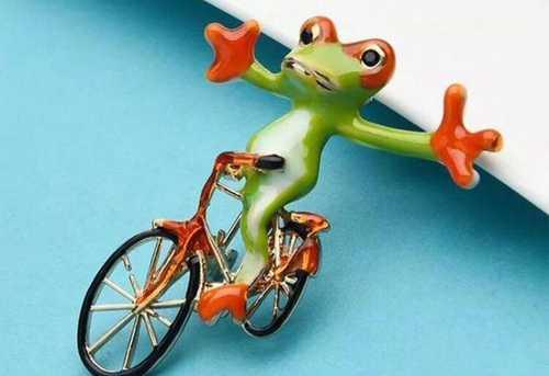 Брошь “Лягушонок на велосипеде»