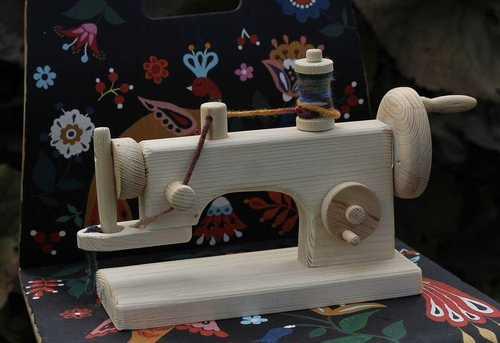 Игрушечная деревянная швейная машина